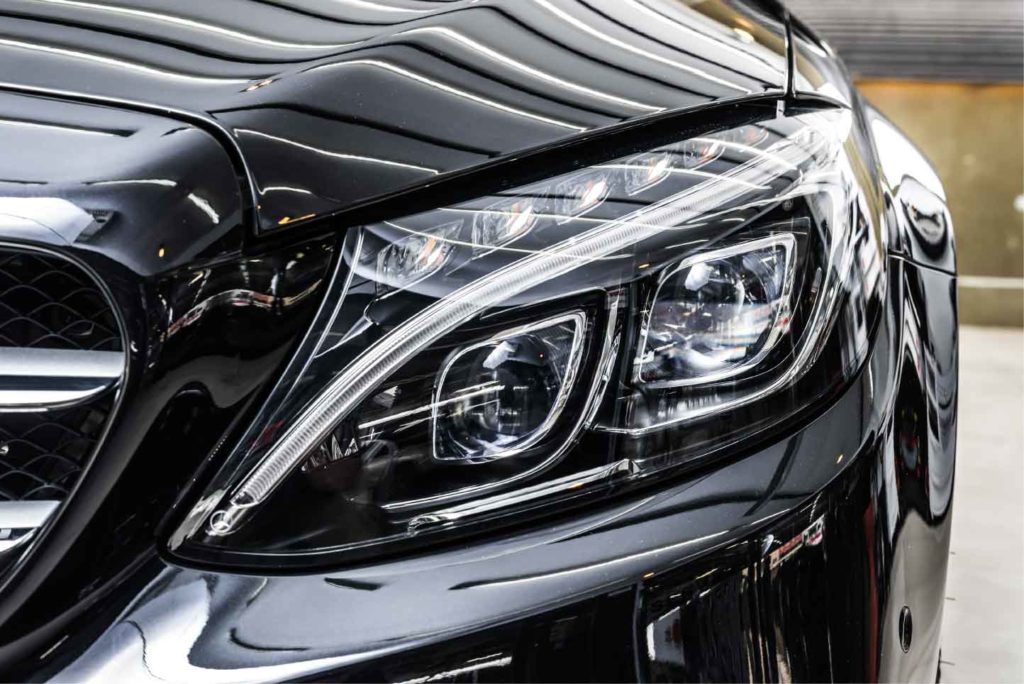 Utilizzare un kit ripristino fari per fari opacizzati e ingialliti